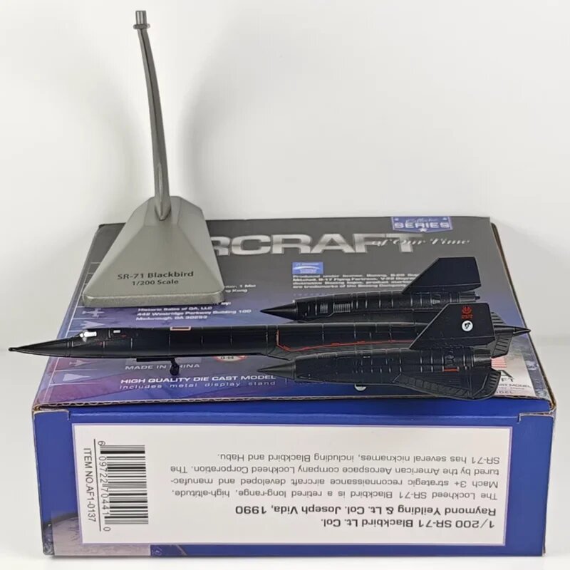 Модель самолета HYINUO SR-71 Blackbird 1:200