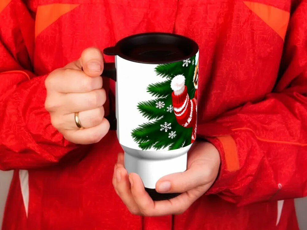 Тремокружка для авто с принтом "Иллюстрация кота в красном длинном свитере до пола со снежинками, в шапке Санта-Клауса, свитер доходит до пола со снегом, кот держит в правой." 0.5 л.