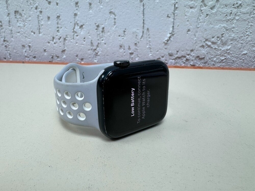Смарт-часы Apple Watch SE 2022 44mm Silver Aluminum Case with White Sport Band, размер M/L, серебристый, б/у, уценка