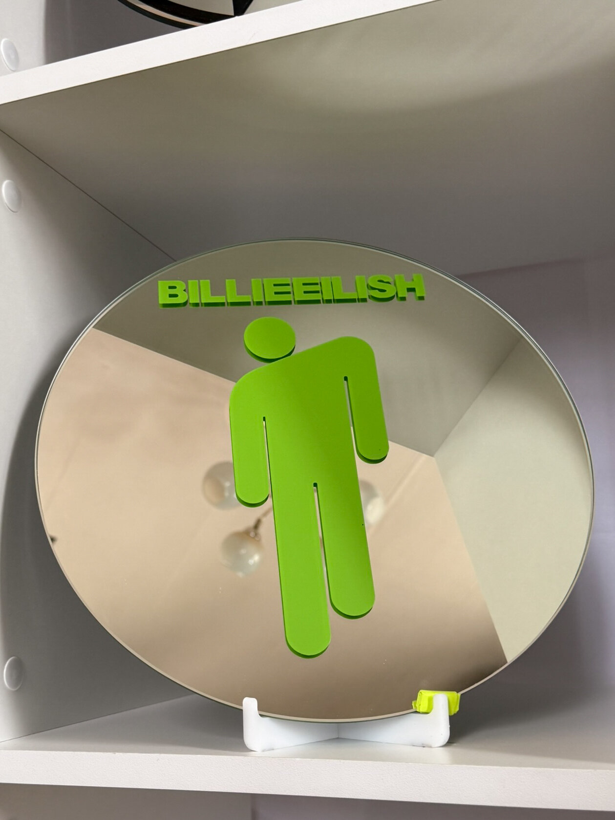 Зеркало интерьерное с графикой BILLIE EILISH, круглое, размер 30 см, цвет зеленый, бренд Zrcatko