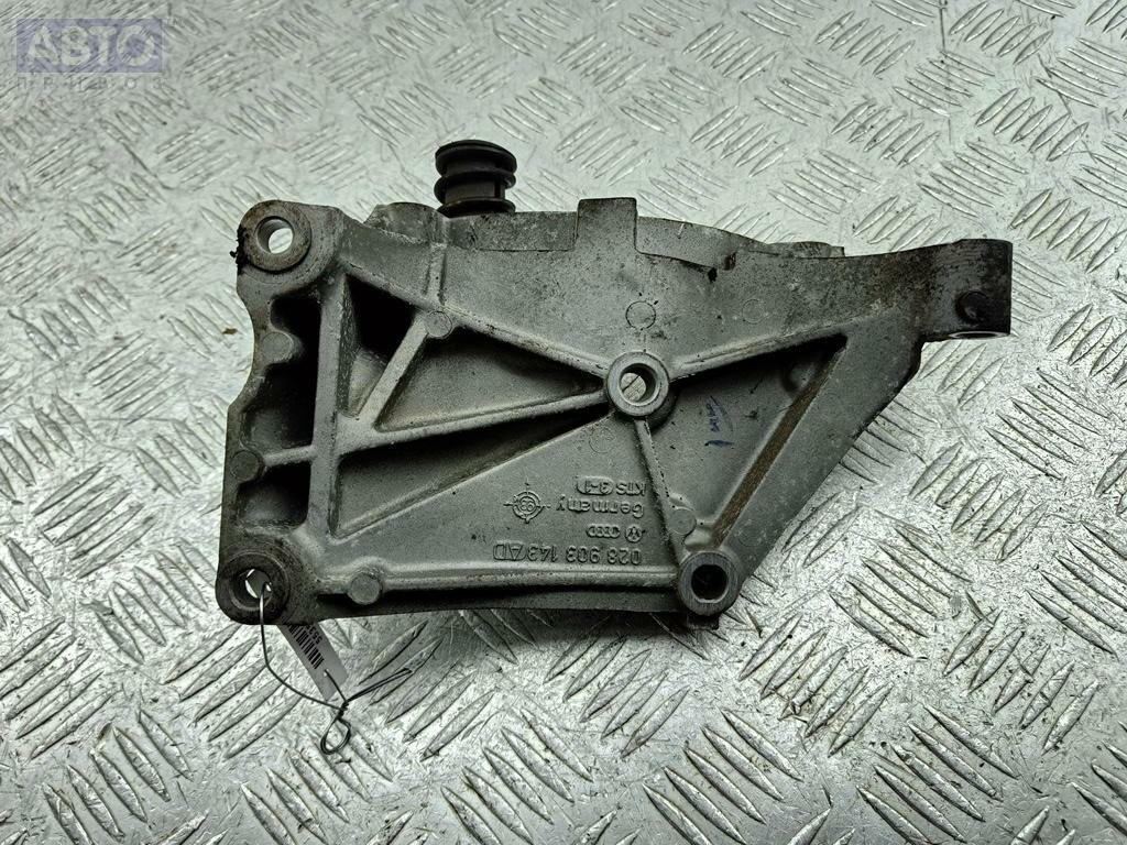 Кронштейн генератора Volkswagen Golf-3