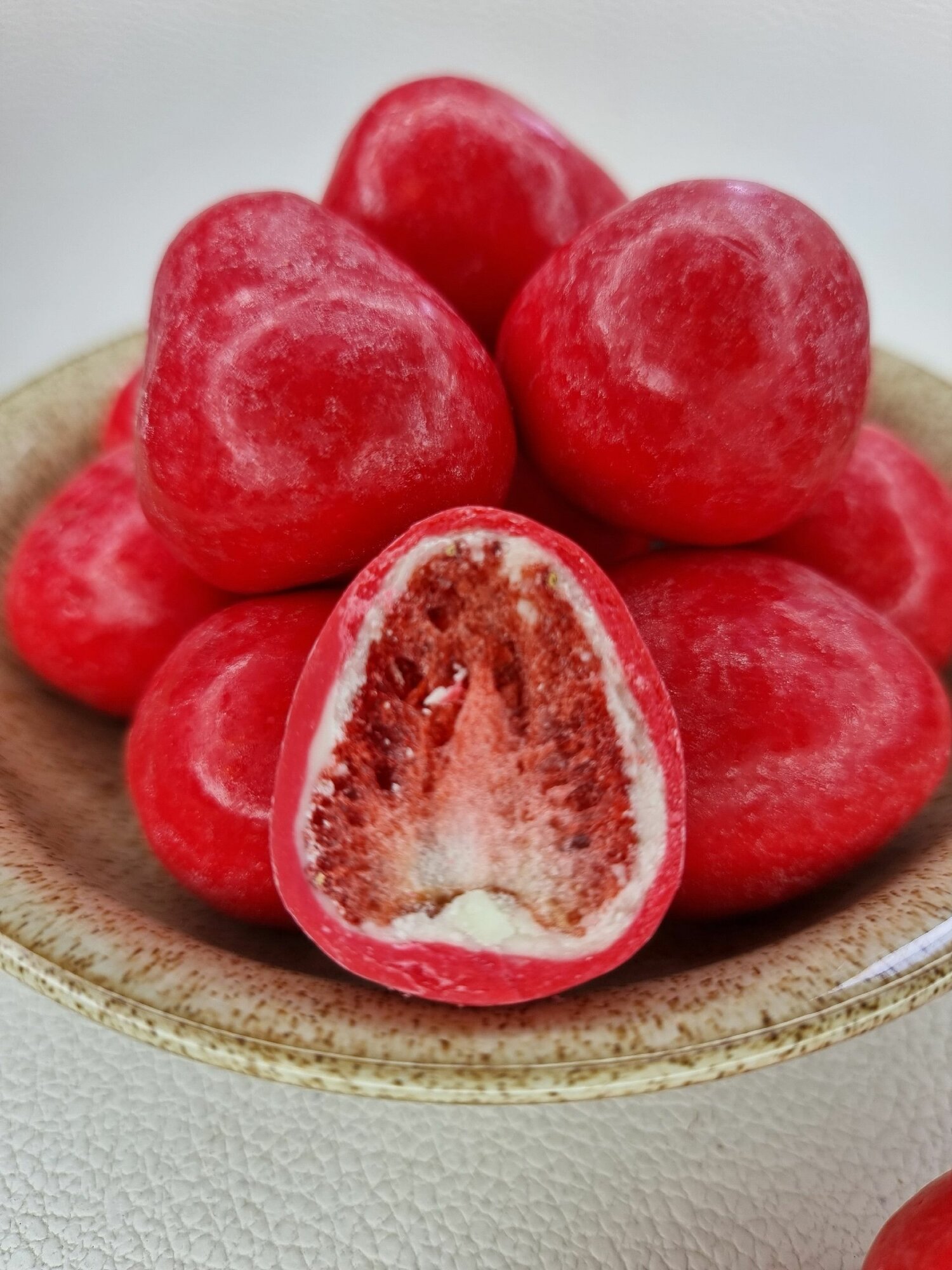 RedBerry клубника Natural драже клубника в белой шоколадной глазури 650 Гр.