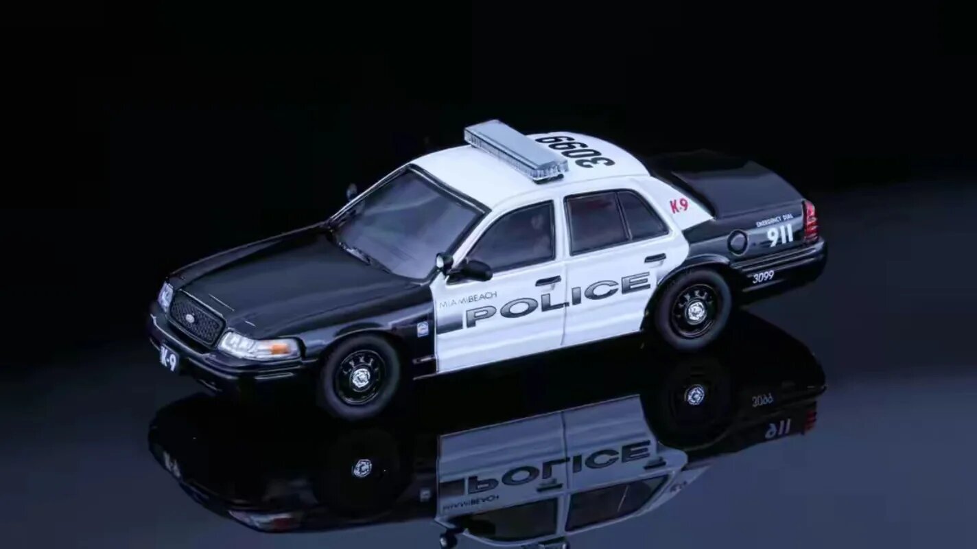 Модель полицейской машины Ford Crown Victoria CVPI 1:64, черный, C