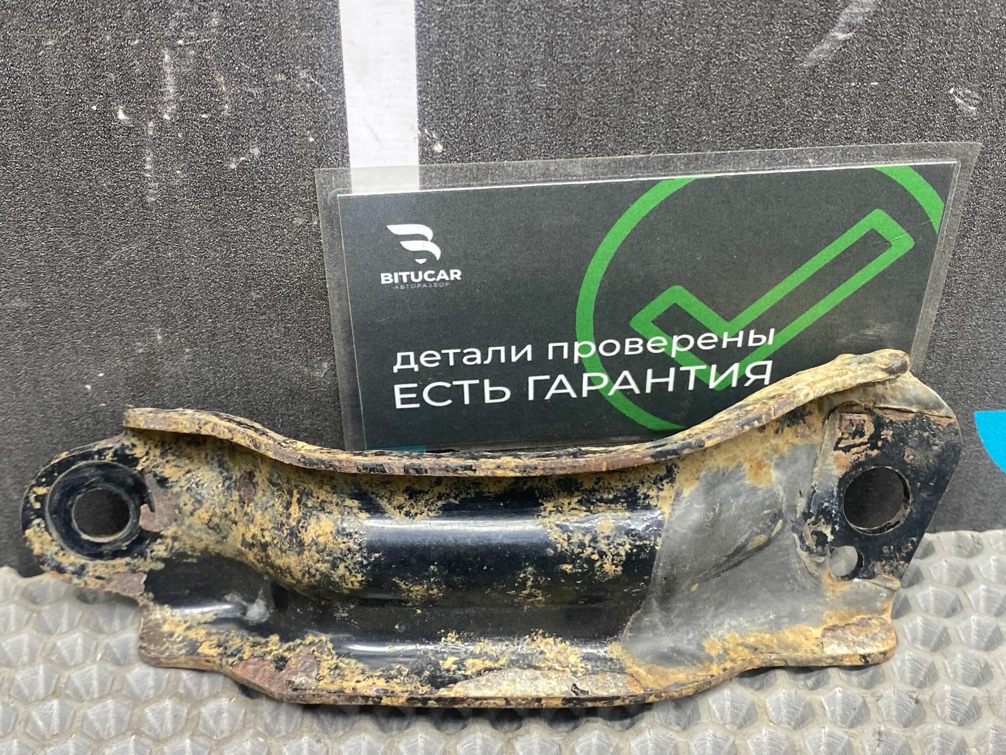 Б/У Кронштейн троса ручника левого Kia Venga I YN (G4FC) 1.6L AT 2013 Компактвэн