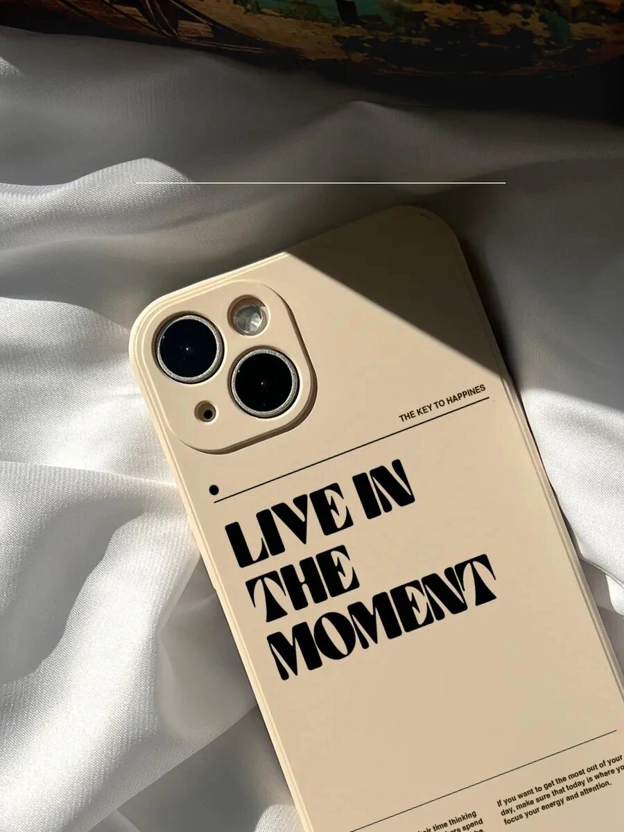 Чехол на iPhone 15, цвет 6, с принтом "Live in the moment"