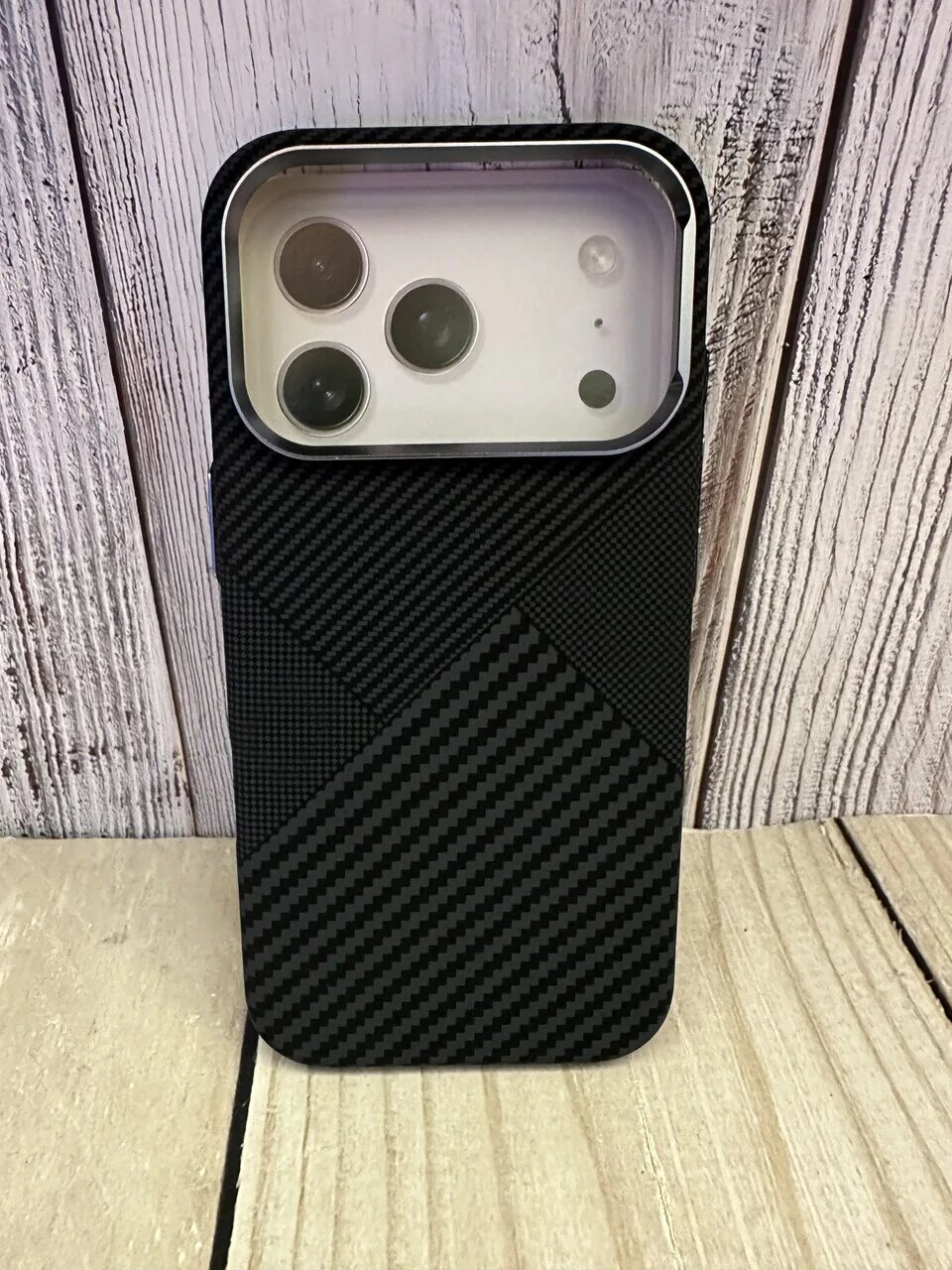 Чехол-накладка с magsafe для Iphone 17 Pro Luxo с рисунком чёрный карбон с полосами