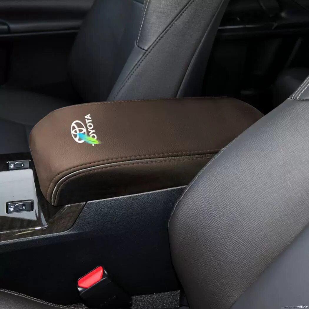 Накладка на центральный подлокотник Toyota Crown 2010-2013, кофейный с черным патчем, с логотипом, автомобильный