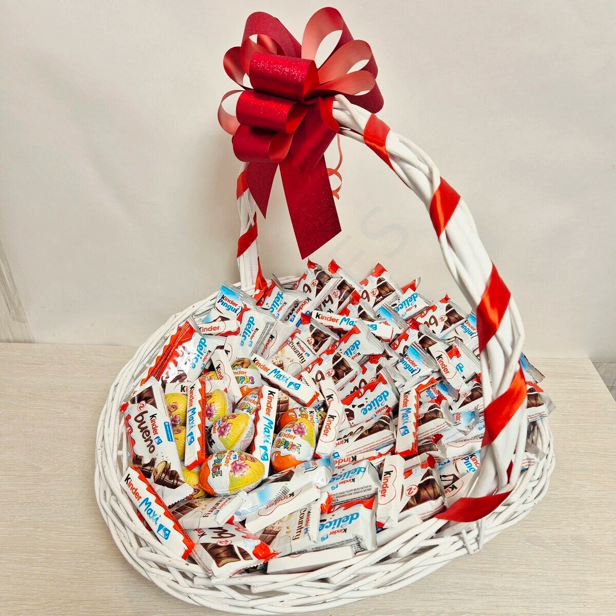 Эксклюзивная кондитерская корзина Kinder, огромный подарок ребенку, девушке на день рождения и праздник — фото 1