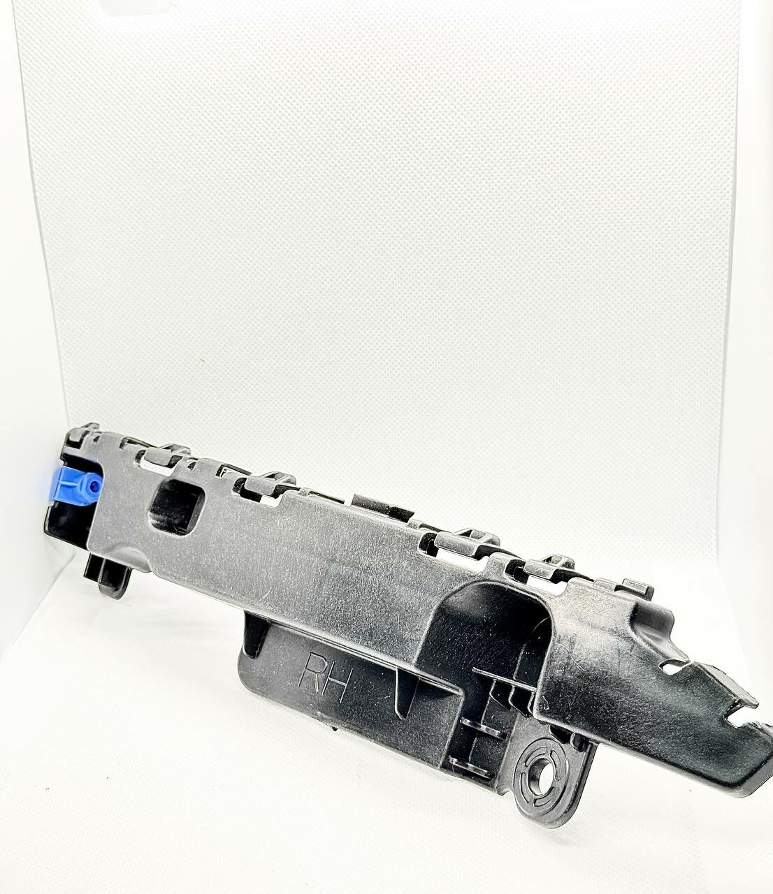 Кронштейн накладки переднего бампера нижний правый для Chevrolet Cruze 95328894