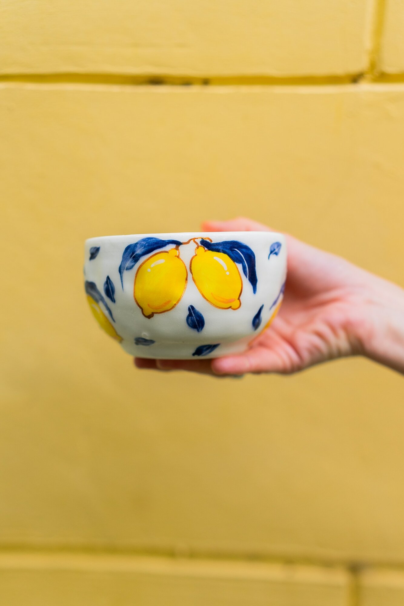 Керамический боул для завтрака ручной работы с лимонами от бренда TatKo