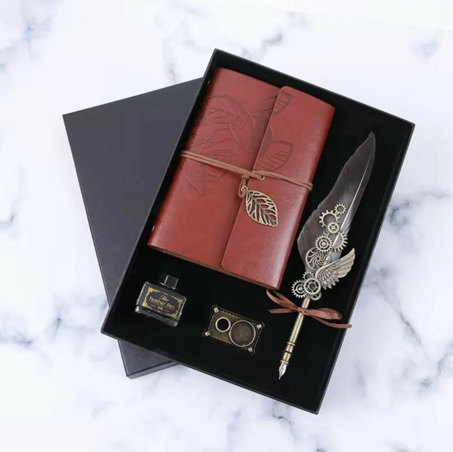 Подарочный набор записная книжка А6 100л. на кольцах с завязками коричневая, чернильная ручка-перо и чернильница.