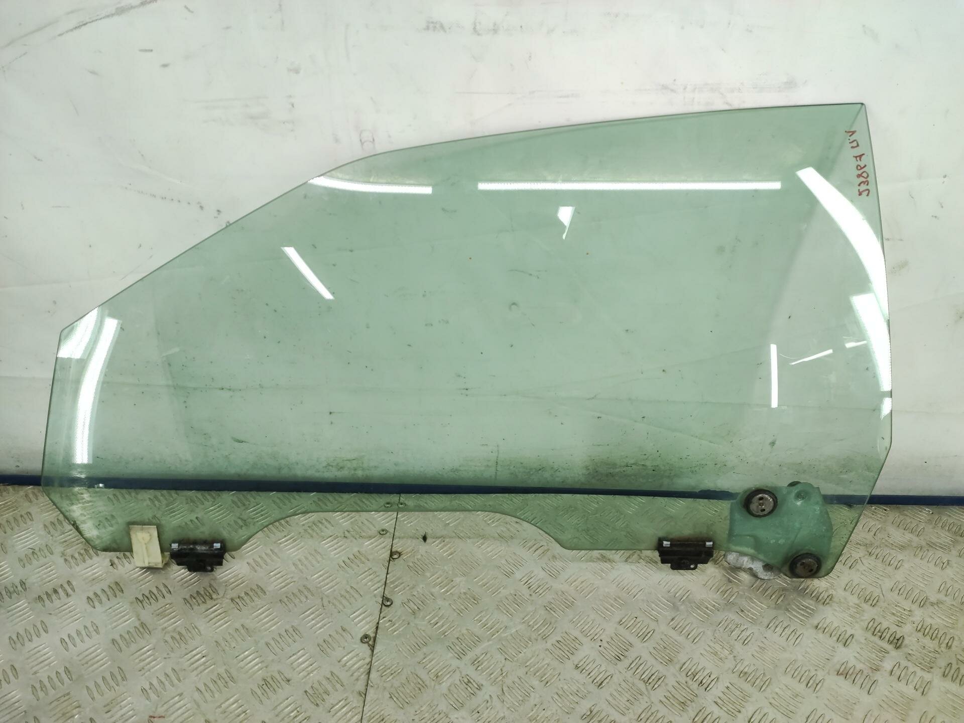 Стекло двери передней левой Chrysler Sebring 2 2001