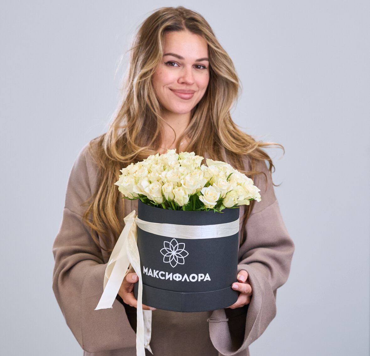 Букет Максифлора, 51 белая роза, высота 40 см, в подарочной коробке