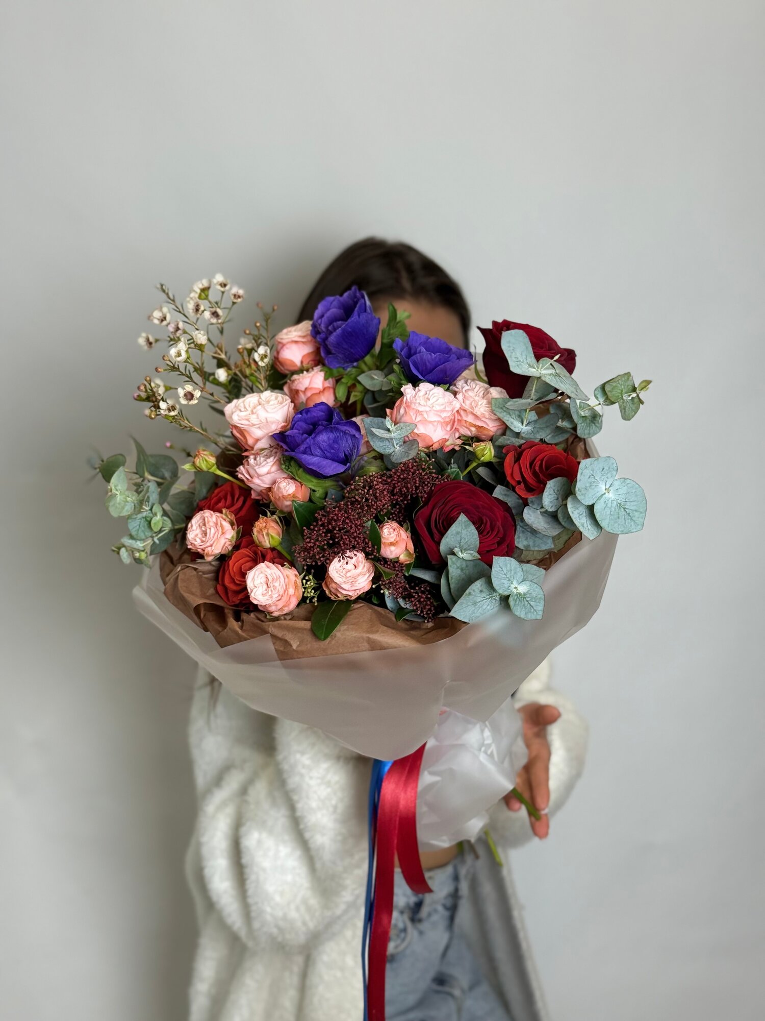 Анемоны, розы , эвкалипт, Пионовидные кустовые розы в сказочном букете «Анемон»