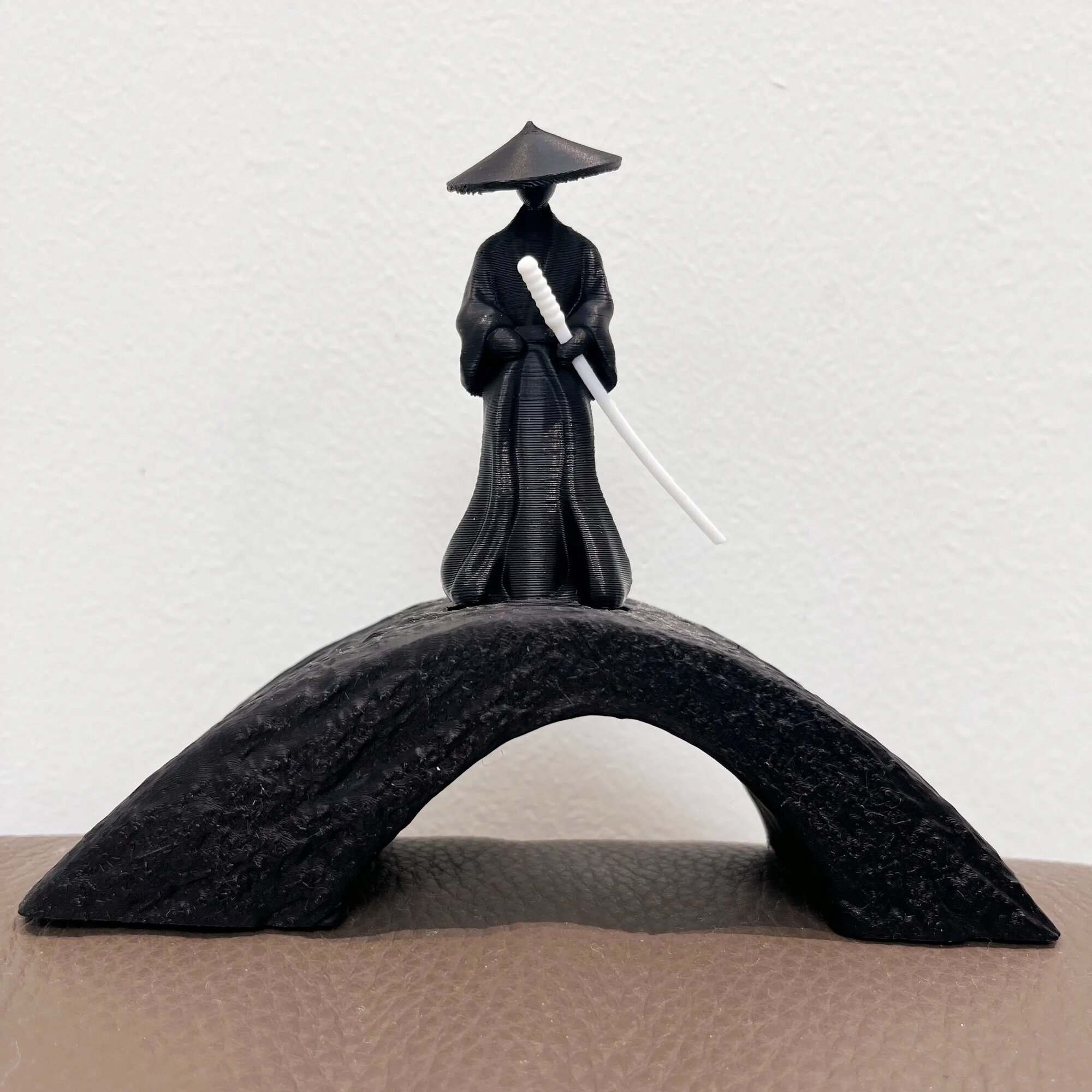 Миниатюра самурая из пластика