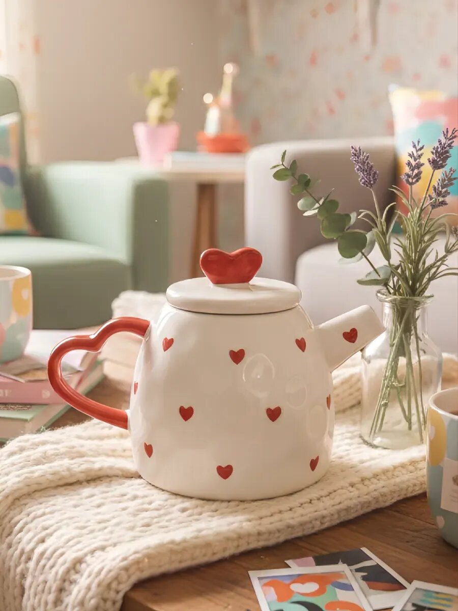 Чайник от бренда "Тепло в руках", керамический заварочный 700 мл, белый с сердечками