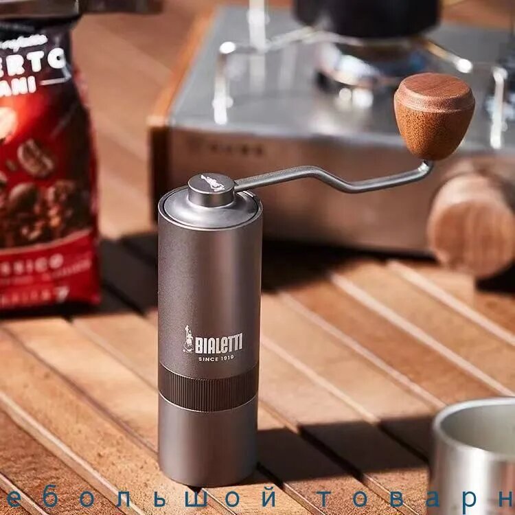 Ручная кофемолка Bialetti MINO 1.0 для кофейных зерен, ручная мельница, корпус из алюминия, цвет серый — фото 1