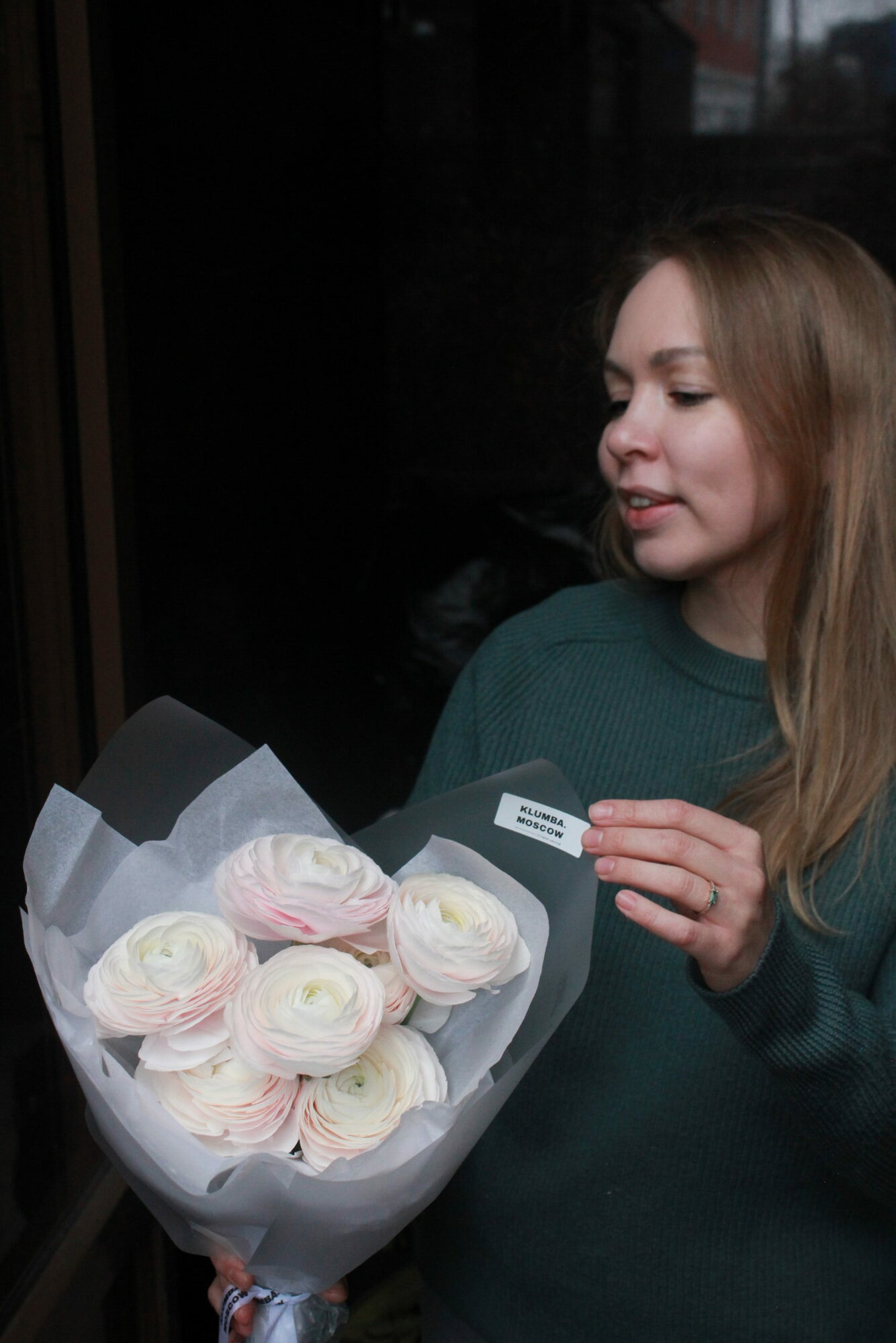 Монобукет клумба. москва "Ранункулюсы", лютики, 7 шт, розовый, пленка