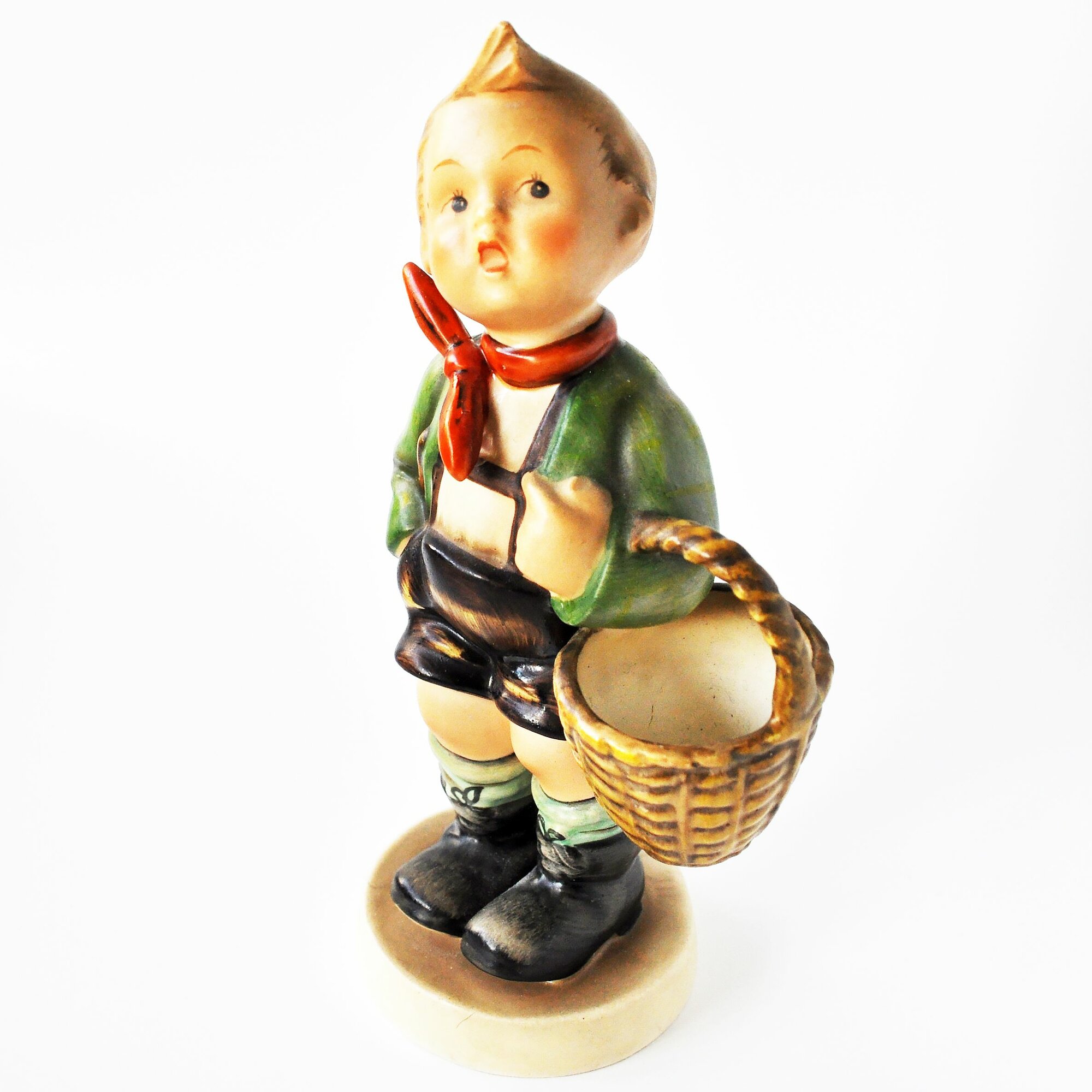 Коллекционная статуэтка "Деревенский мальчик". Фарфор, ручная роспись. Германия, Goebel-Hummel, 1950-55 гг.