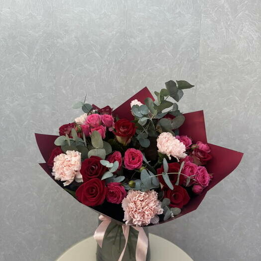 Букет из диантуса, кустовой розы и одноголовой розы с эвкалиптом