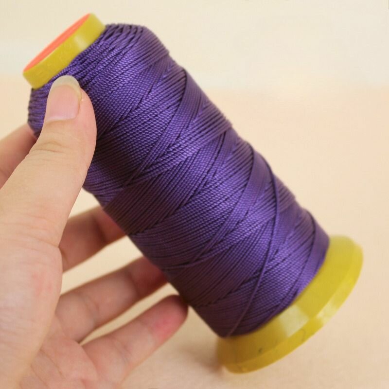 Браслет из плетеной проволоки в виде башни из нитей