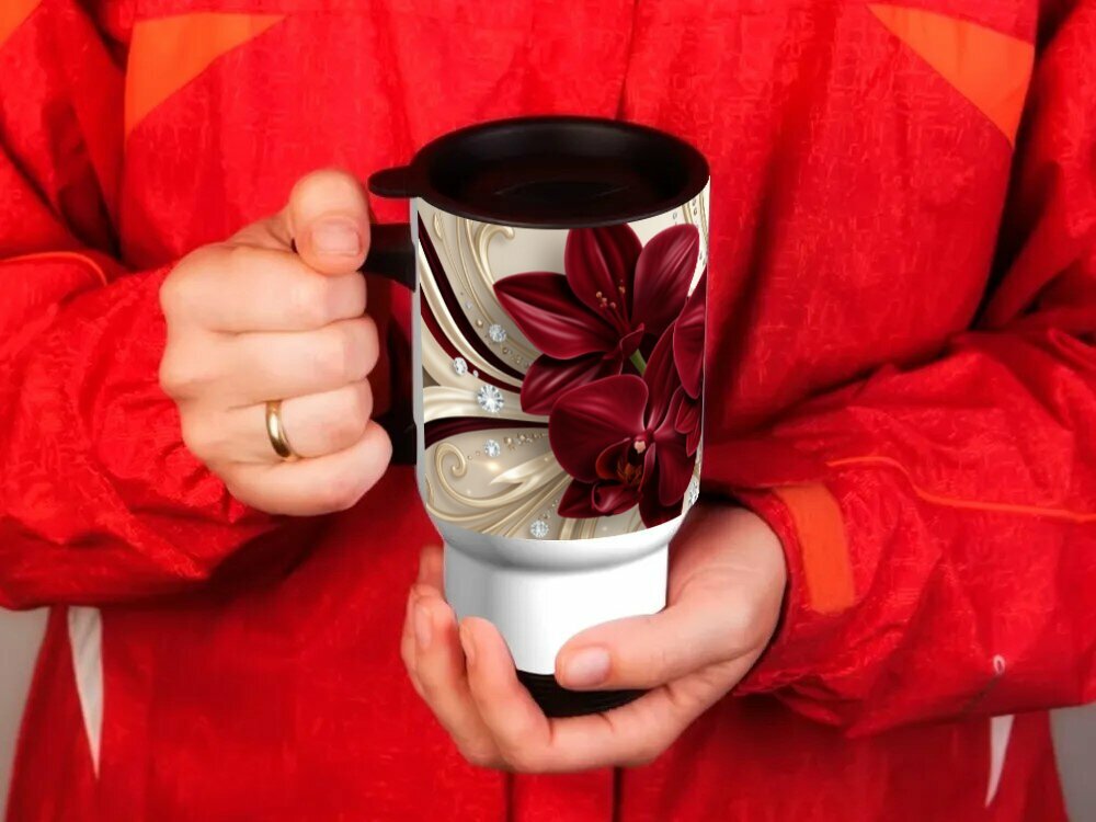 Тремокружка для авто с принтом "Бордовые орхидеи с золотыми завитками. Изящная флористическая композиция с крупными шелковистыми бутонами глубокого винного оттенка, сияющими." 0.5 л.