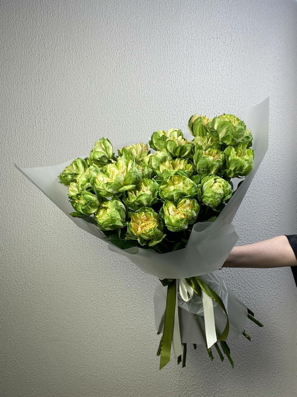 Монобукет из 25 роз "Вегги" в флористической упаковке, зеленый