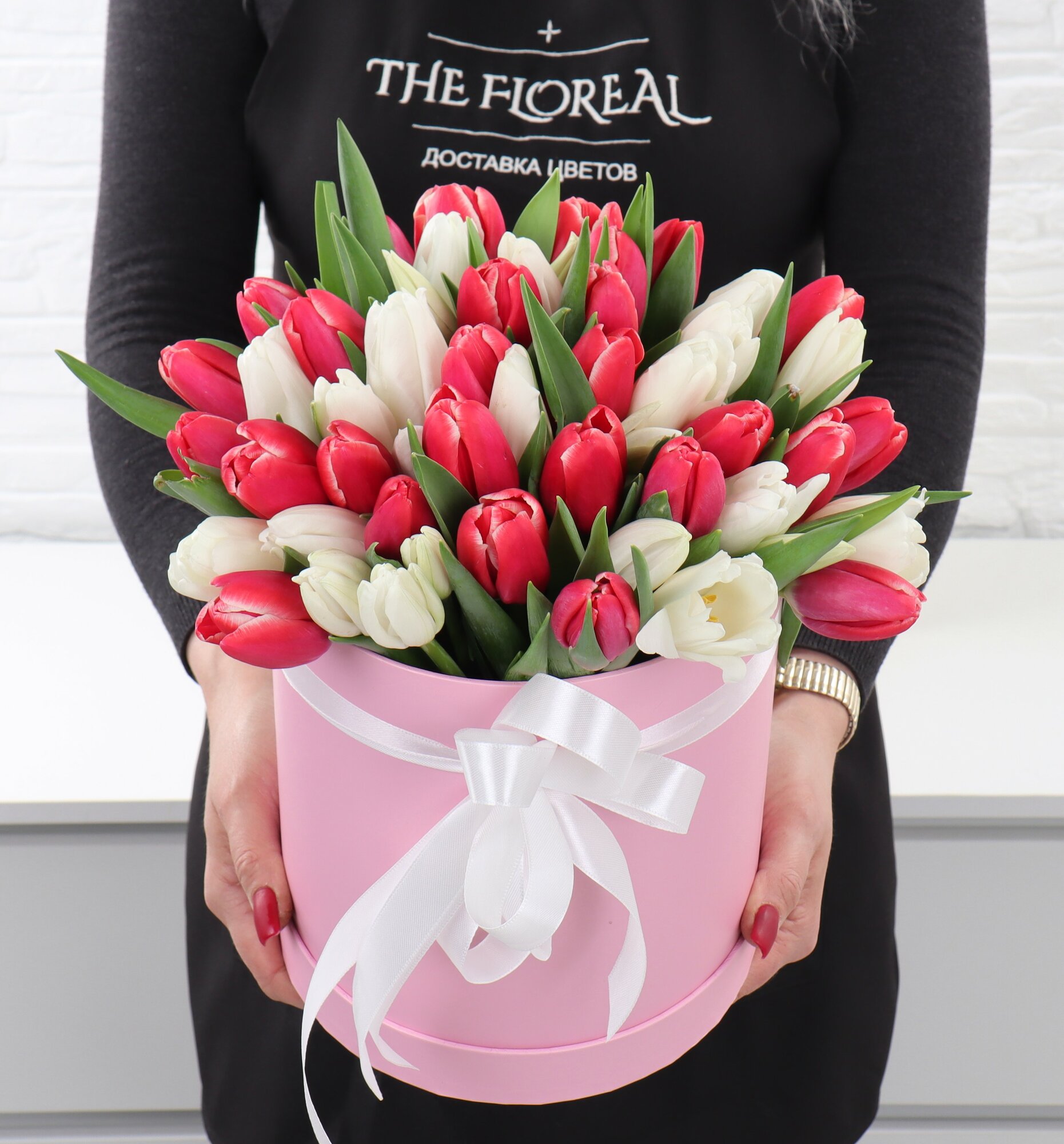 Композиция "Красно-белые тюльпаны" THE FLOREAL, в шляпной коробке