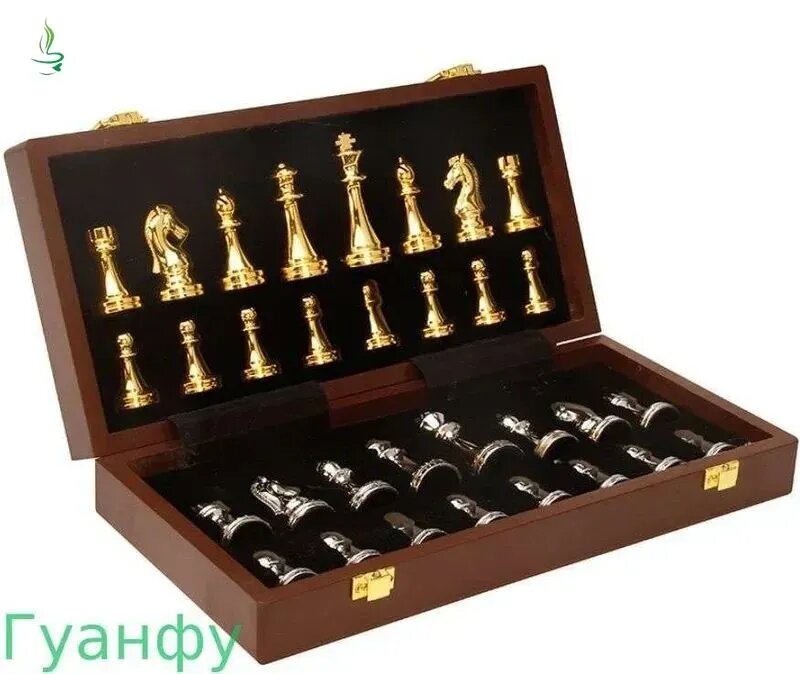 Шахматы подарочные деревянные с золотистыми фигурами в лакированном футляре для взрослых и детей