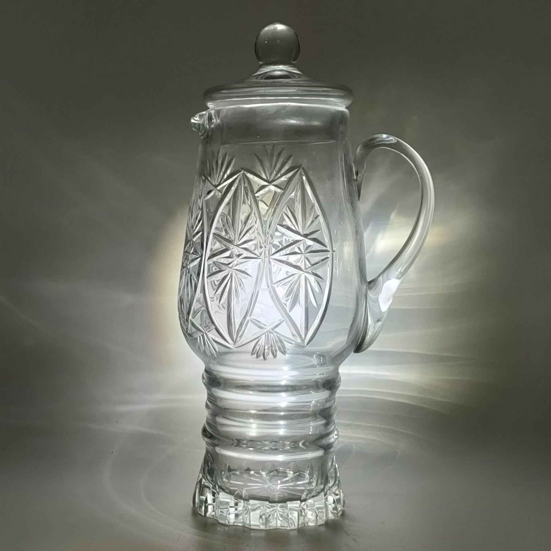 Кувшин для напитков с крышкой, украшенный рельефным декором, стекло