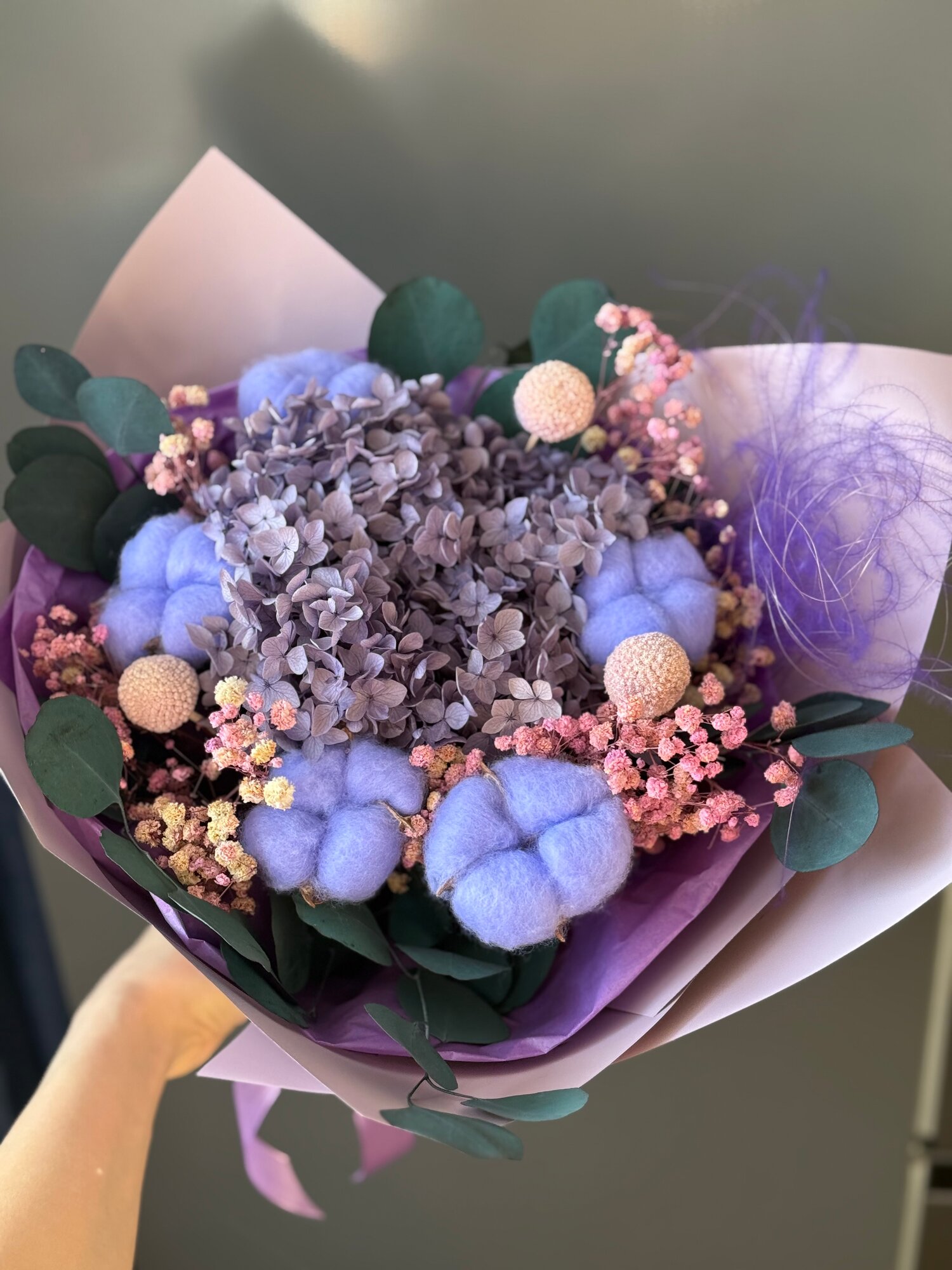 Букет с гортензией и эвкалиптом