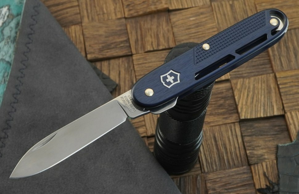 Складной нож Victorinox Onefold Alox Blue