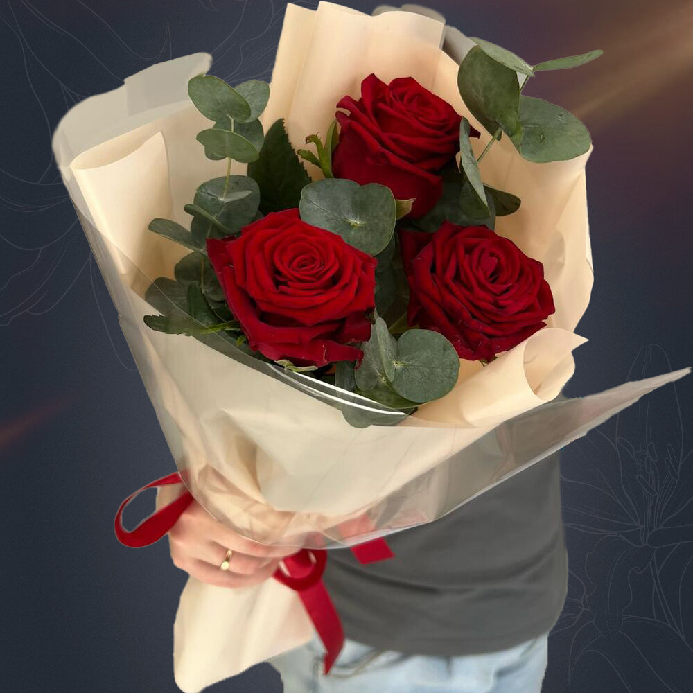 Эвия Red XS - сборный букет из 3 красных роз с эвкалиптом в крафте с атласной лентой от 2name Flowers