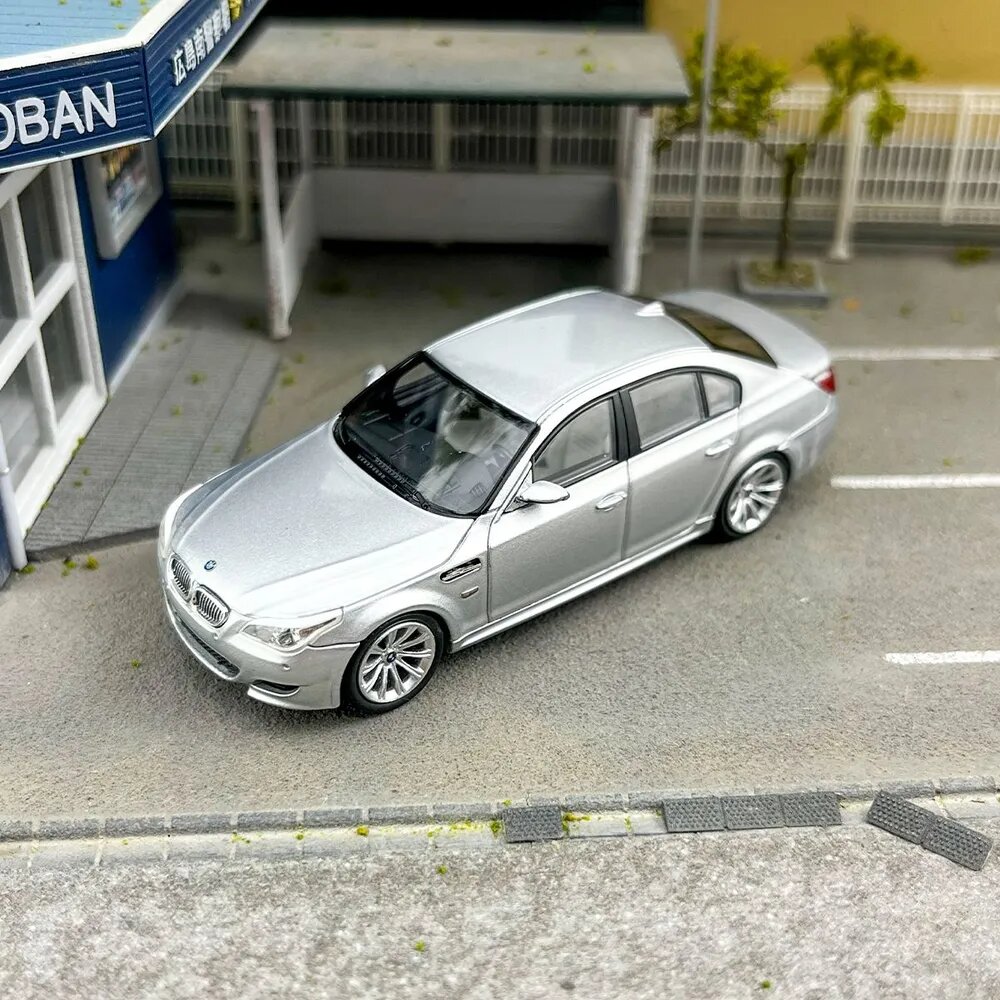 KING MODEL KM 1:64 BMW M5 E60 Легковая модель автомобиля