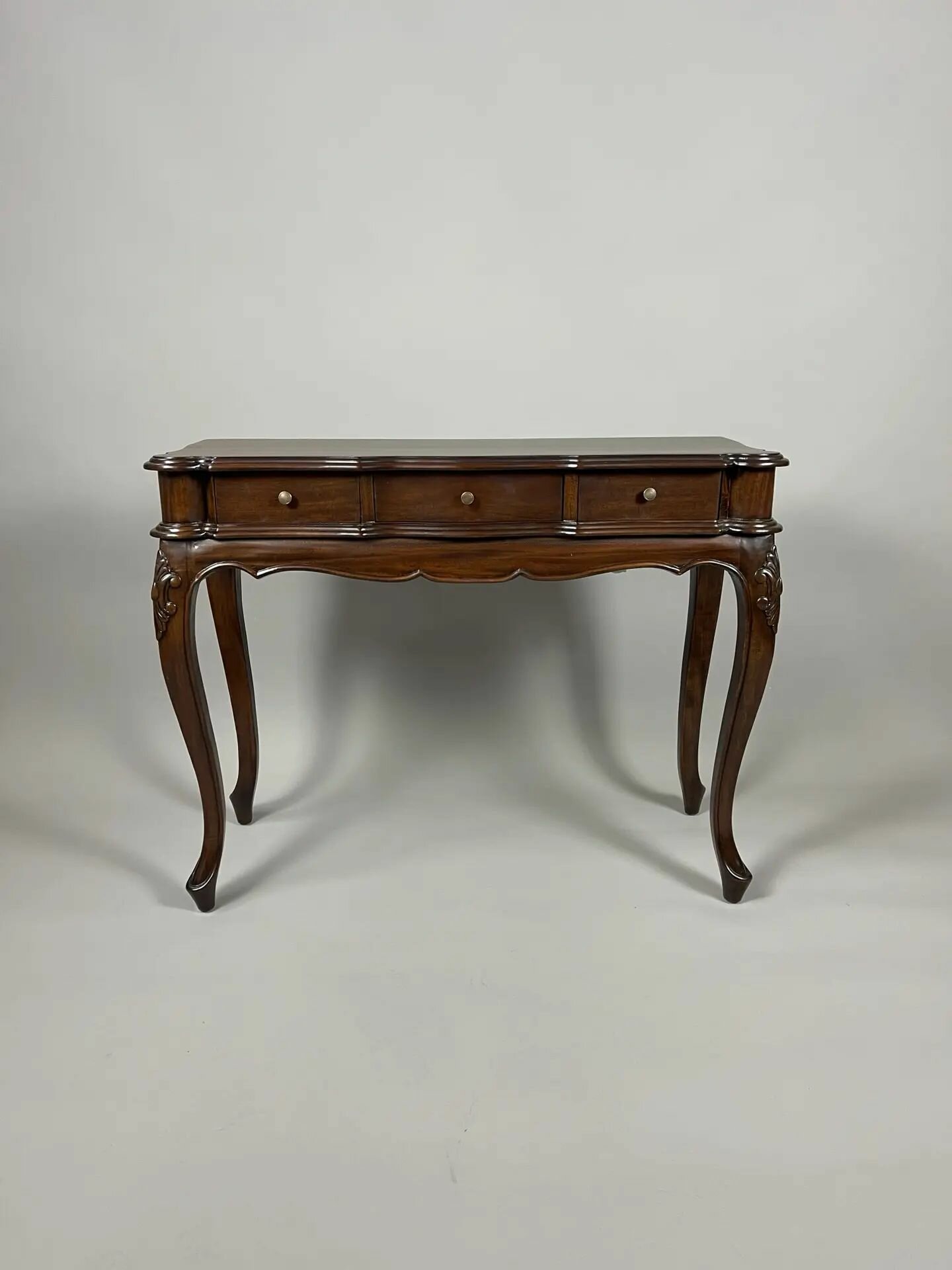 Консоль с 3мя ящиками DOMKORLEONE, красное дерево (mahogany wood), цвет орех ASD(коричневый)