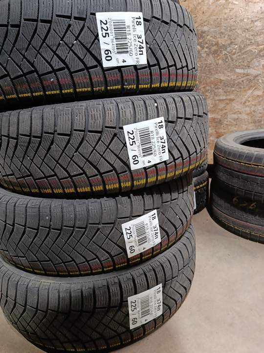 Комплект (4 шт) зимних БУ шин шипованные Pirelli Ice Zero FR 225/60 R18 40% износ