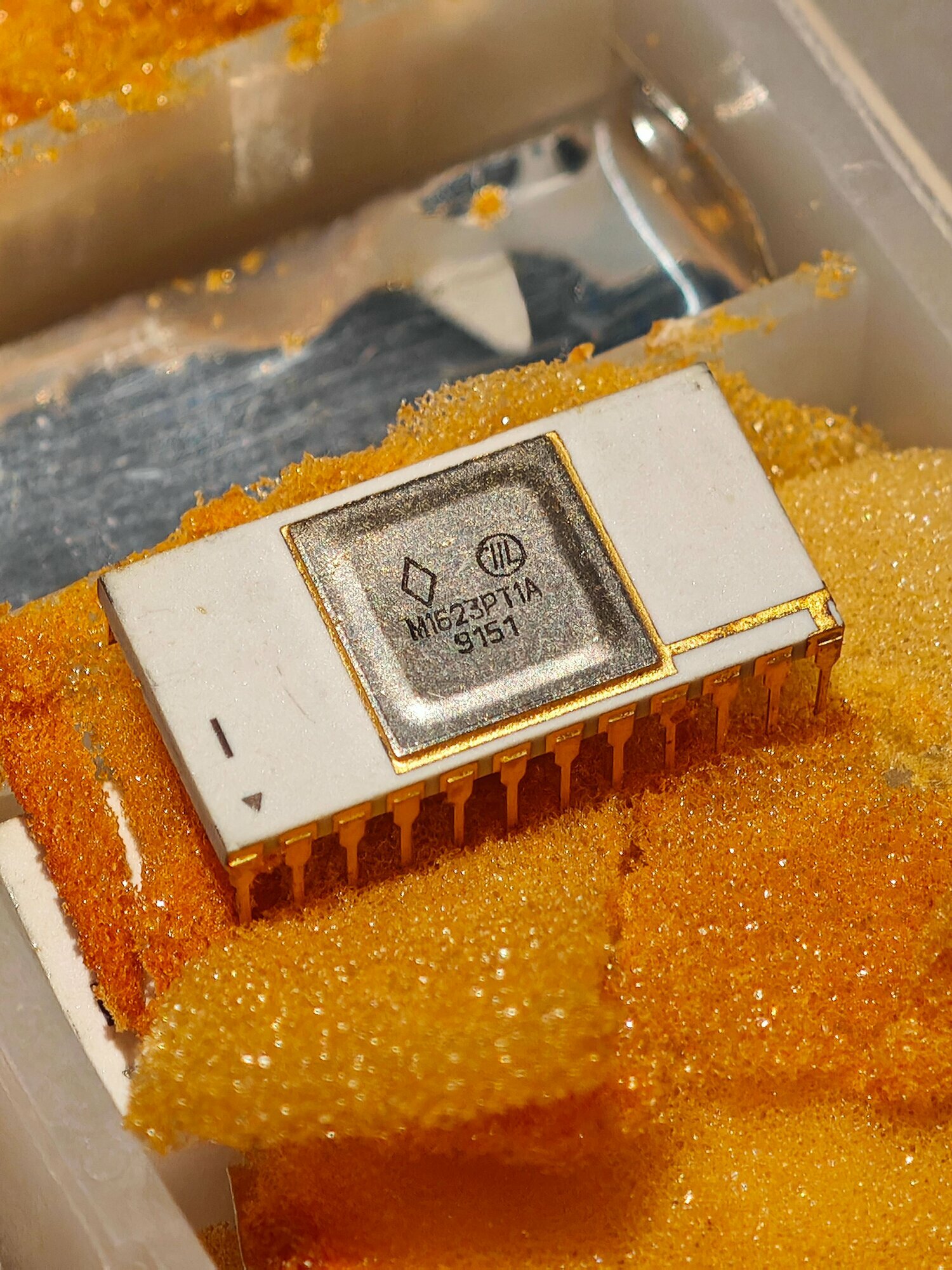 Микросхема М1623рт1А au