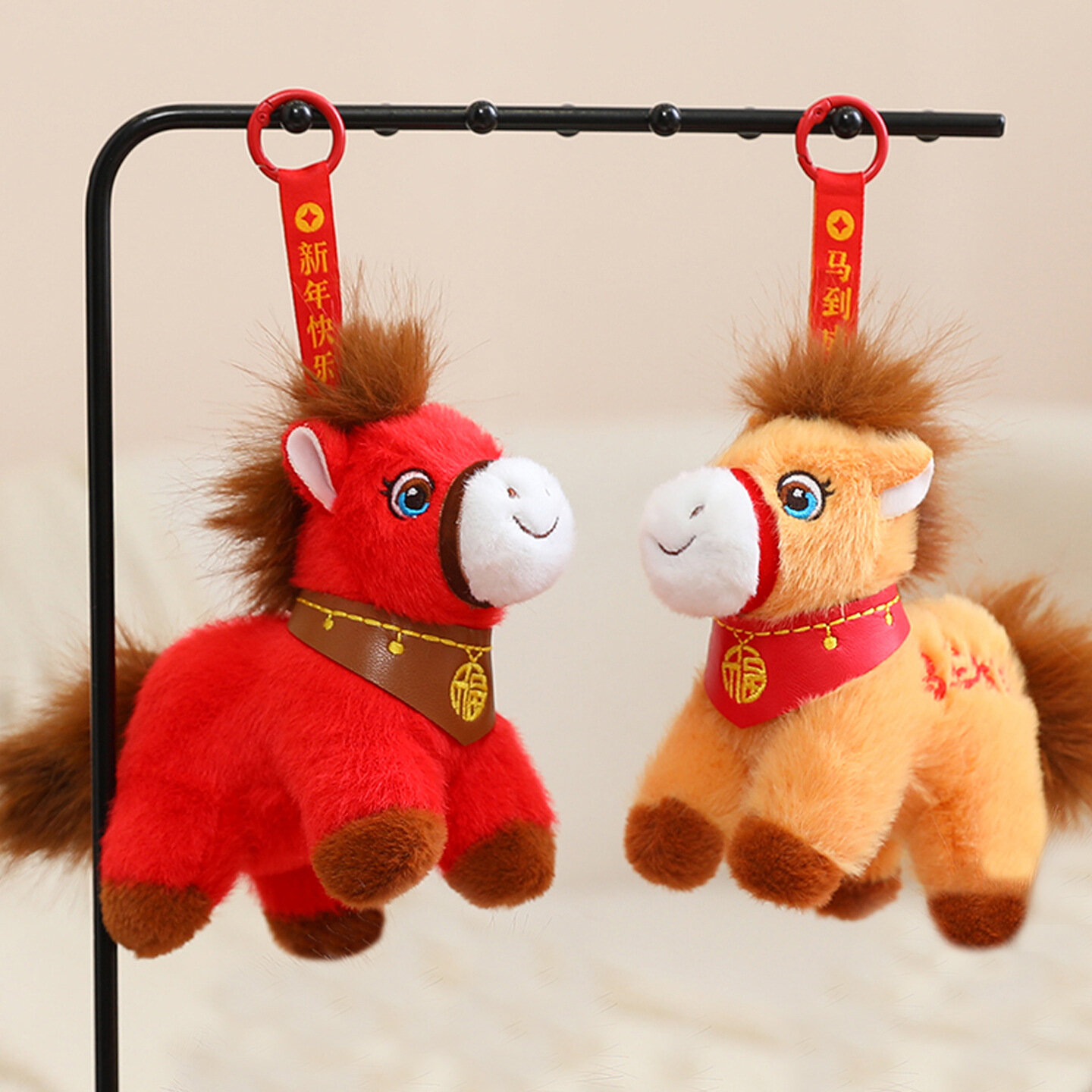 Талисманом Года Лошади является хладнокровный и отстраненный черный конь, который можно приобрести в виде брелока для сумки, небольшого кулона в виде лошади и плюшевой игрушки в подарок.