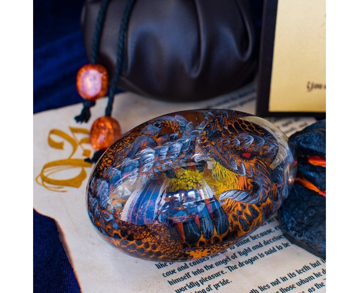 Драгоценный орнамент Динозавр Яйцо Лавового Дракона Синий, Материал: Прозрачный эпоксидный смол, Вес: 140г, Размер яйца дракона: 8*6*6см, Размер упаковки: 10*7*7см, Широкий лавовый базис: 13*13*7см