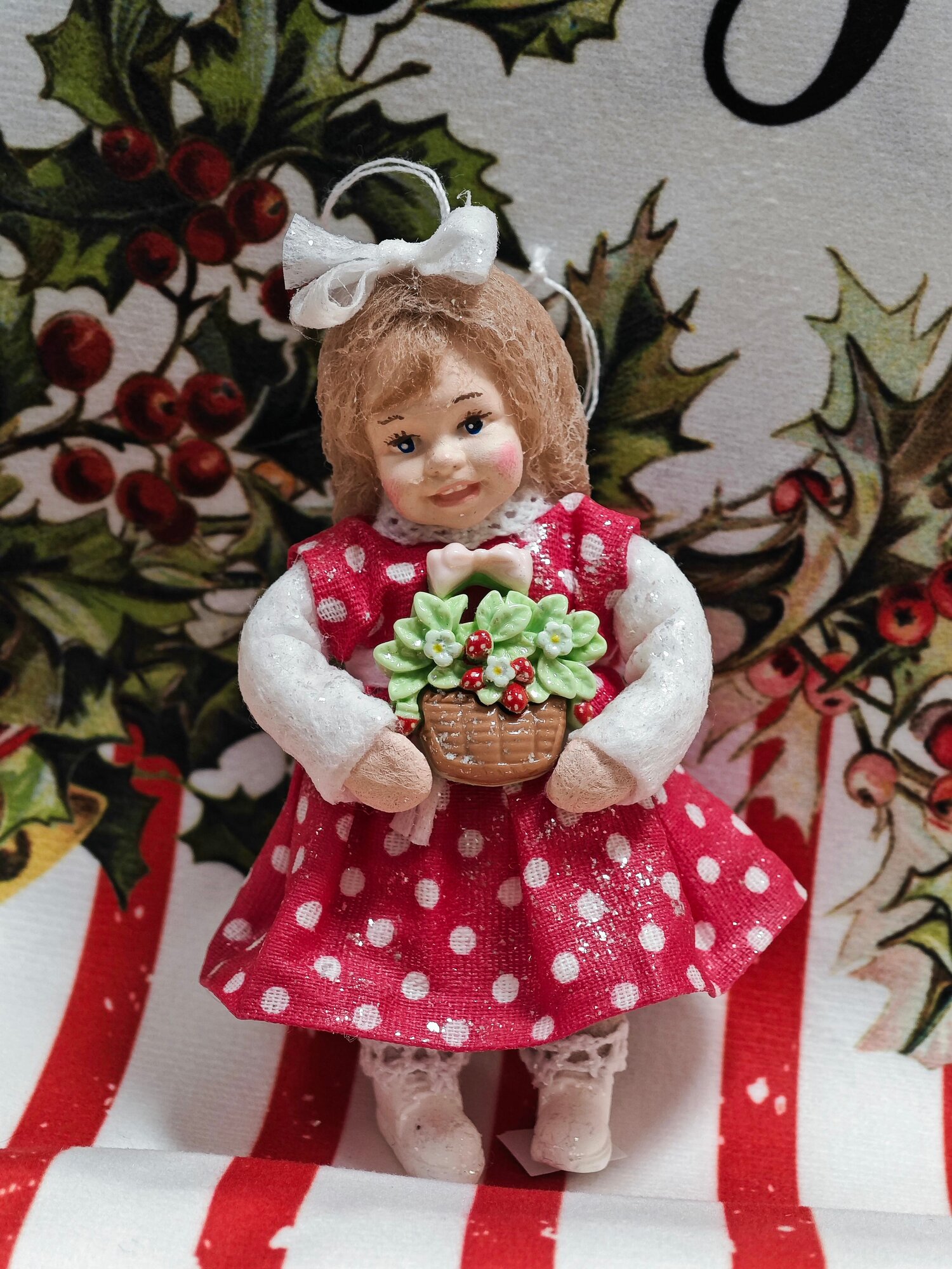 Ватная игрушка Девочка с корзинкой 1