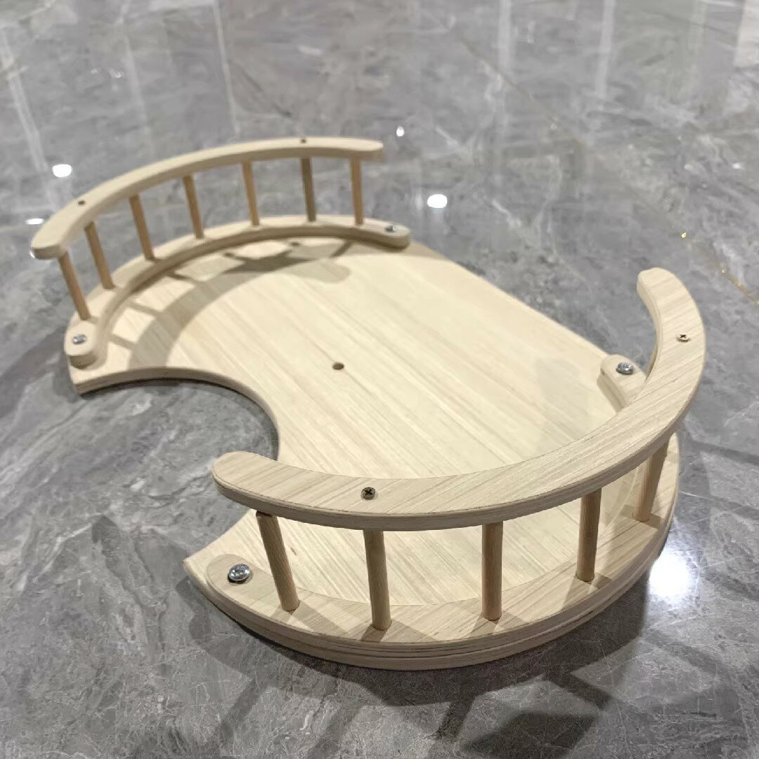 Капельная доска из сосны из цельного дерева стоит в небе Смотровой площадке не хватает 1,2 массивной древесины,