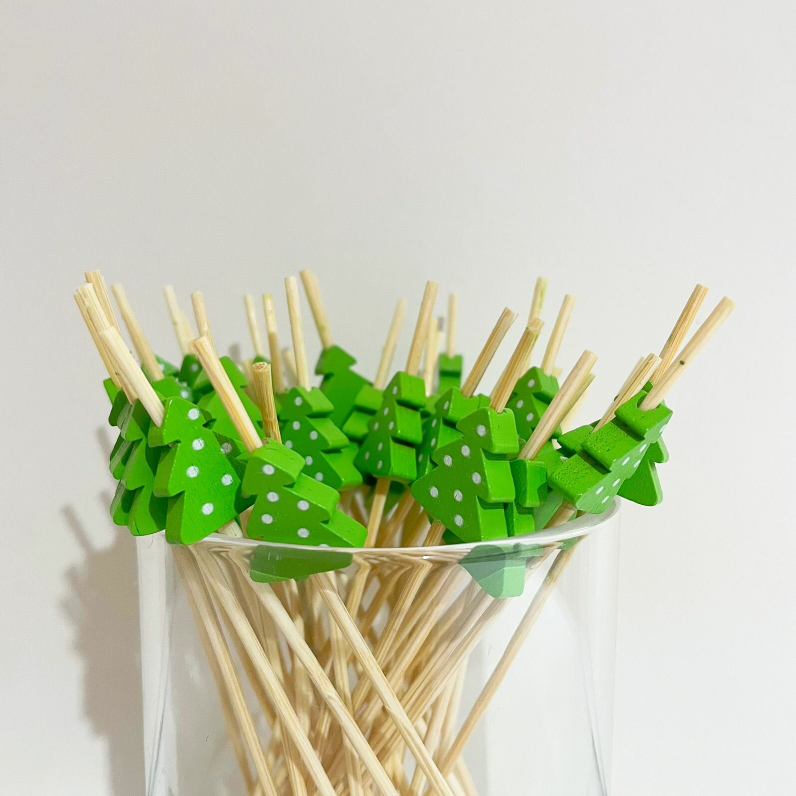 Одноразовые фруктовые палочки, креативные бамбуковые палочки, декор для коктейлей, палочки для сэндвичей, десертные вилки, палочки для бургеров, фиксированные зубочистки