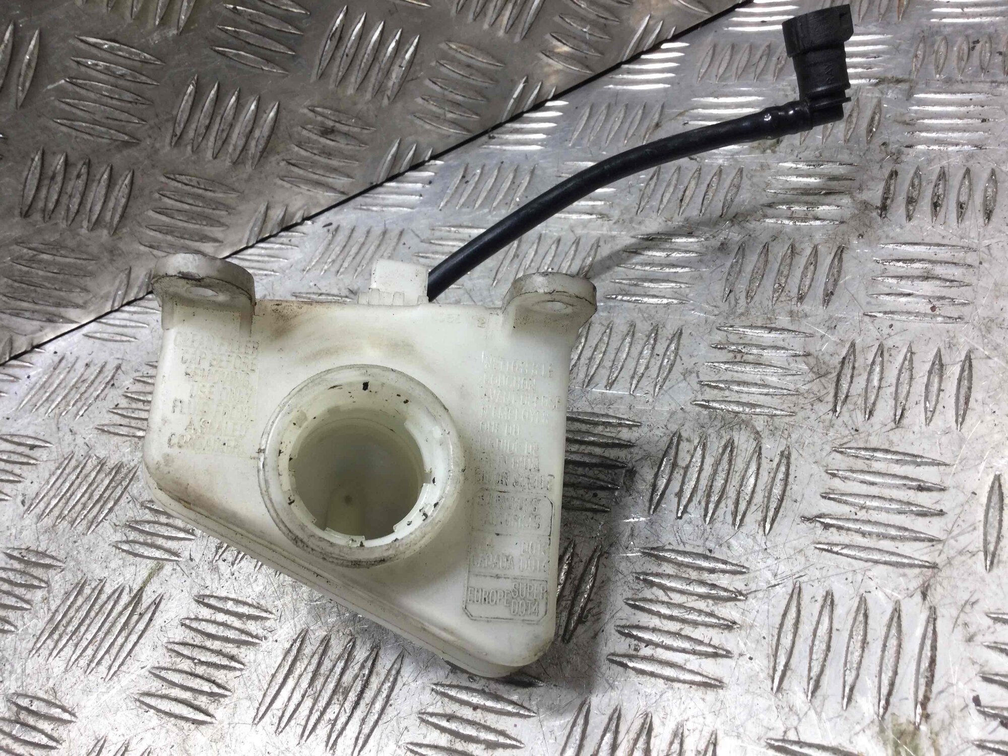 Б/У Бачок тормозной жидкости Ford Focus 1 поколение [рестайлинг] (2001-2005) 2002 г.