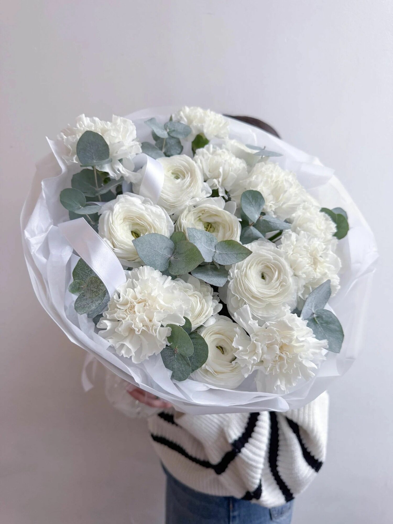 Белые ранункулюсы с диантусами