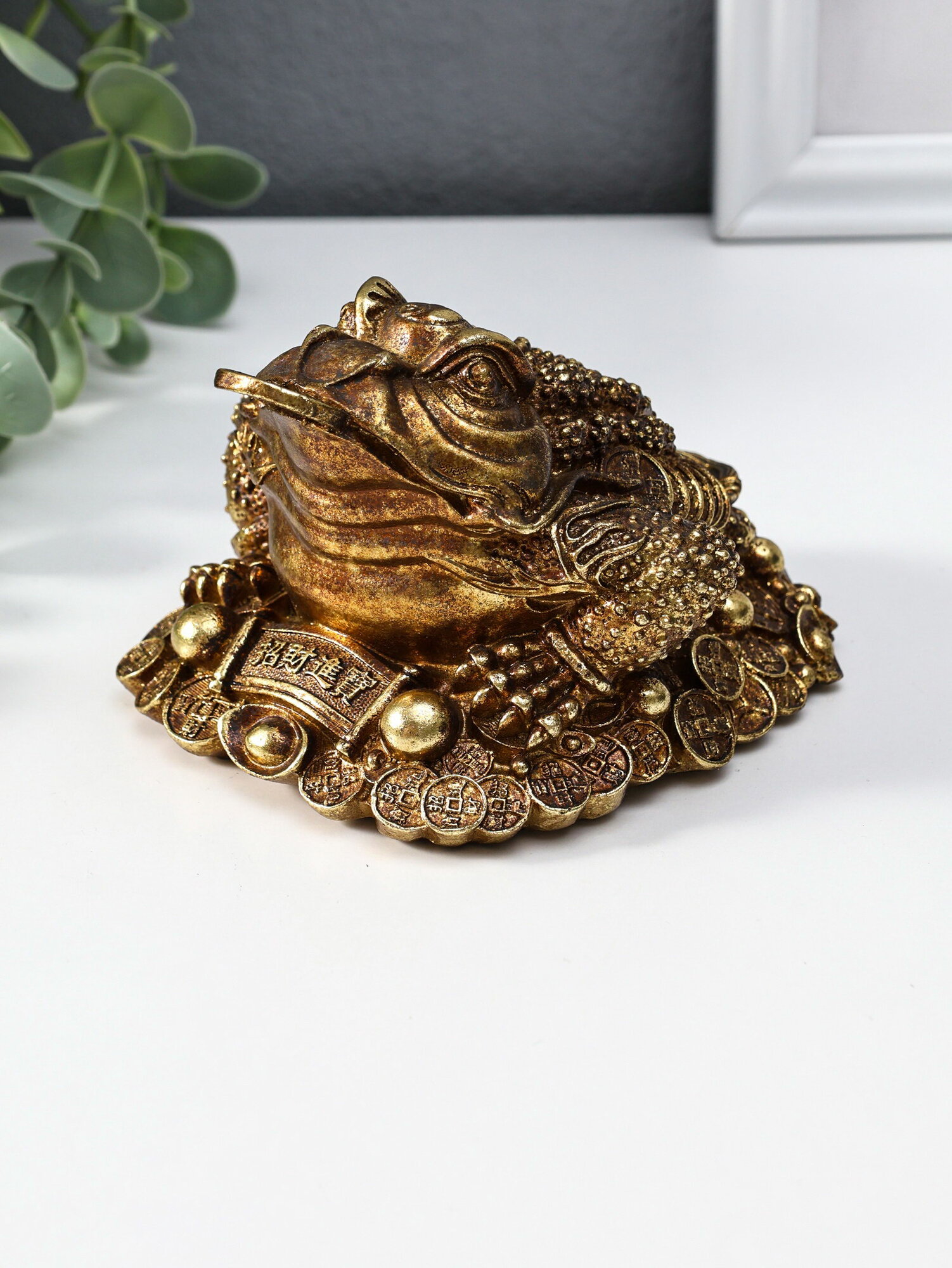 Нэцкэ фигурка полистоун "Денежная жаба с золотой монетой", 12x10.5x7.7 см