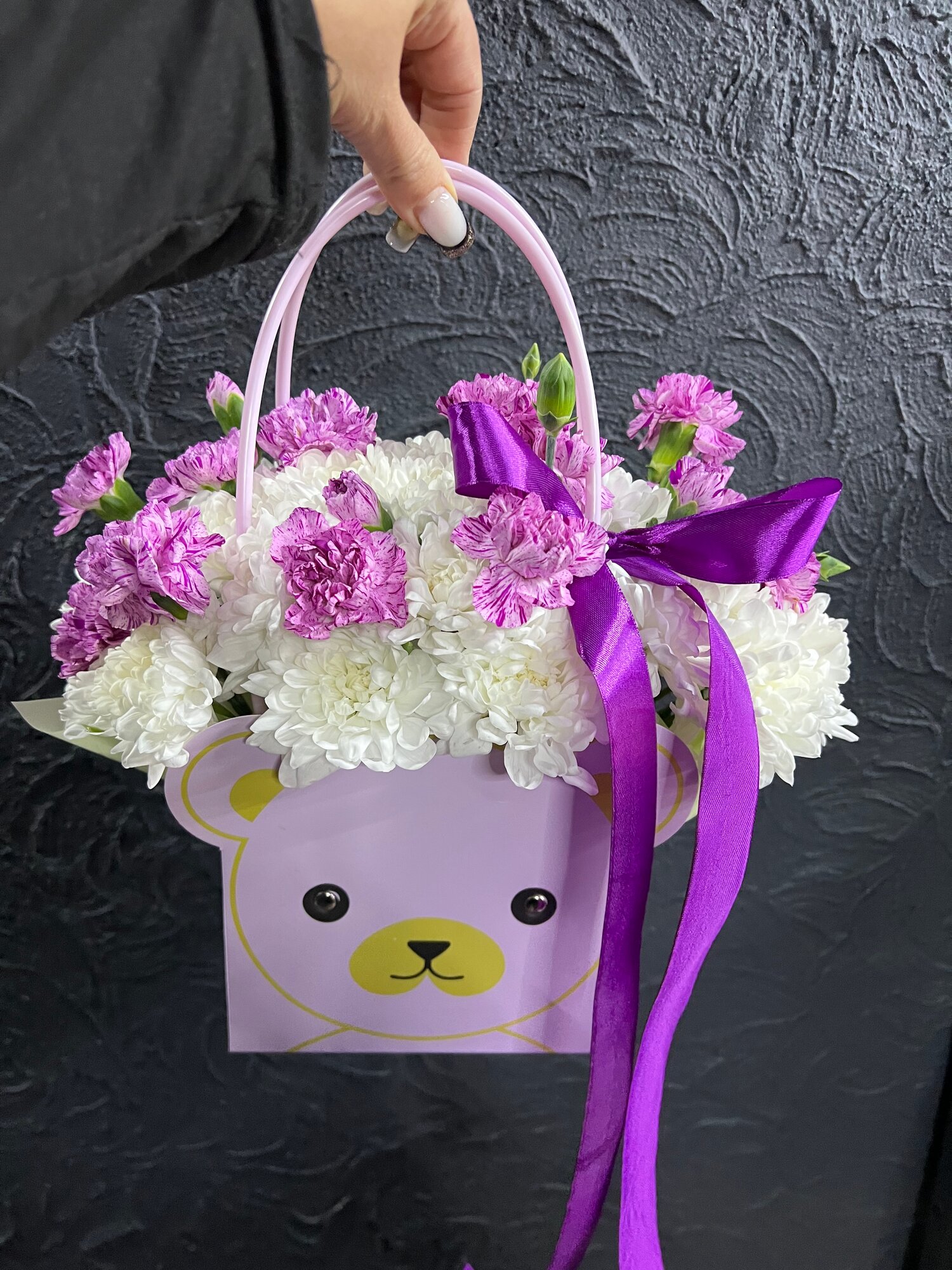 Сумочка, в виде медвежонка, с хризантемами и сиреневыми гвоздиками