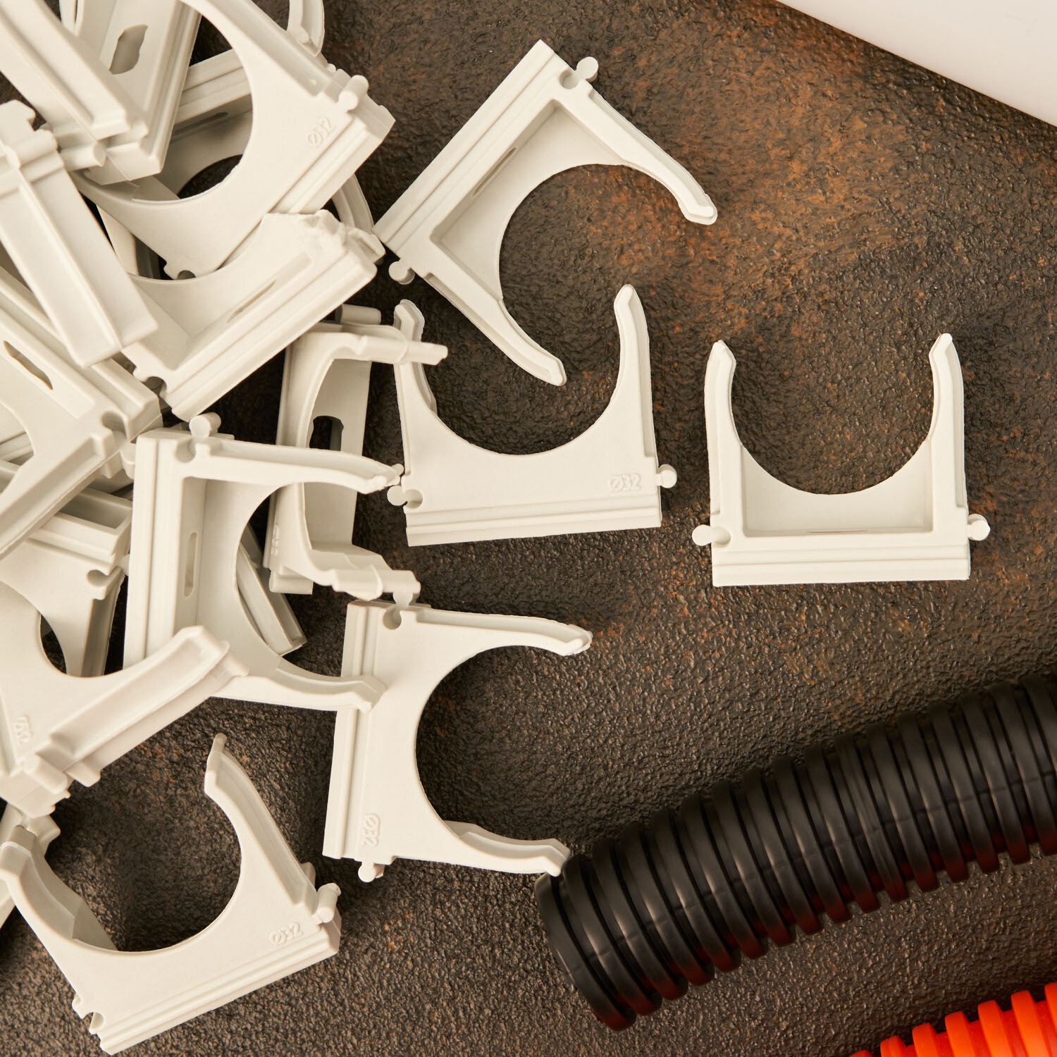 Крепеж-клипсы REXANT для труб, ø32 мм, пластик, серый, 100 штук