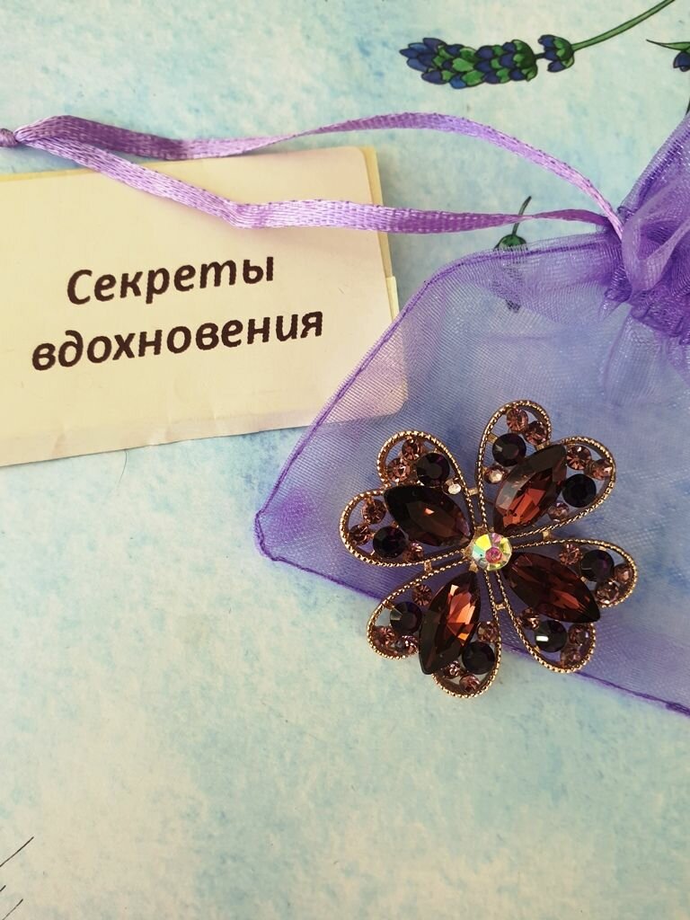 Брошь, стразы