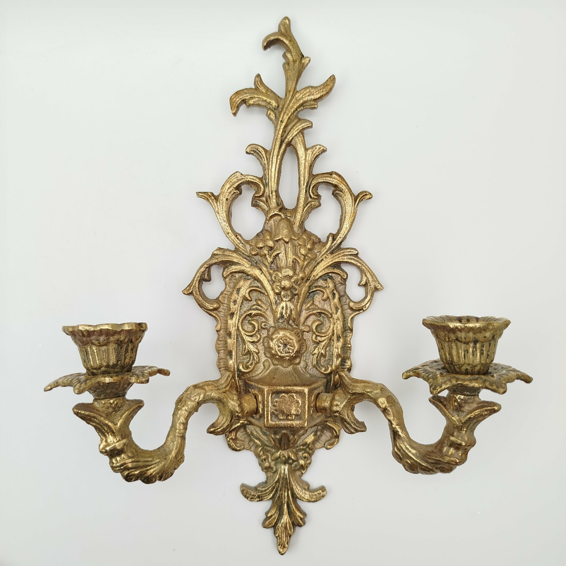 Канделябр настенный на две свечи с флоральным узором, металл, литье, Европа