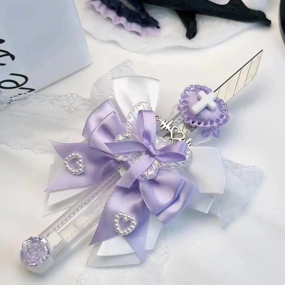 Универсальный канцелярский нож в мечтательном фиолетовом стиле девушки-ангела